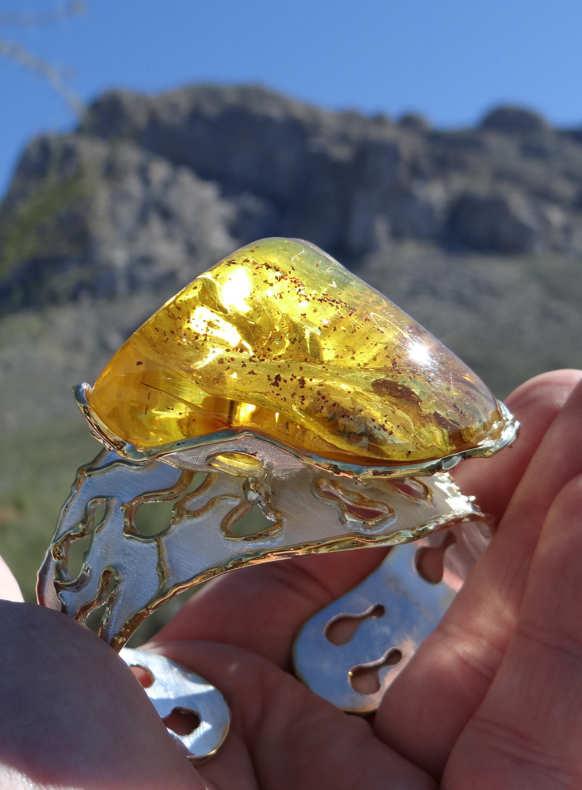 Magic hidden in golden amber - Jewelry Blog by SilverRush Style